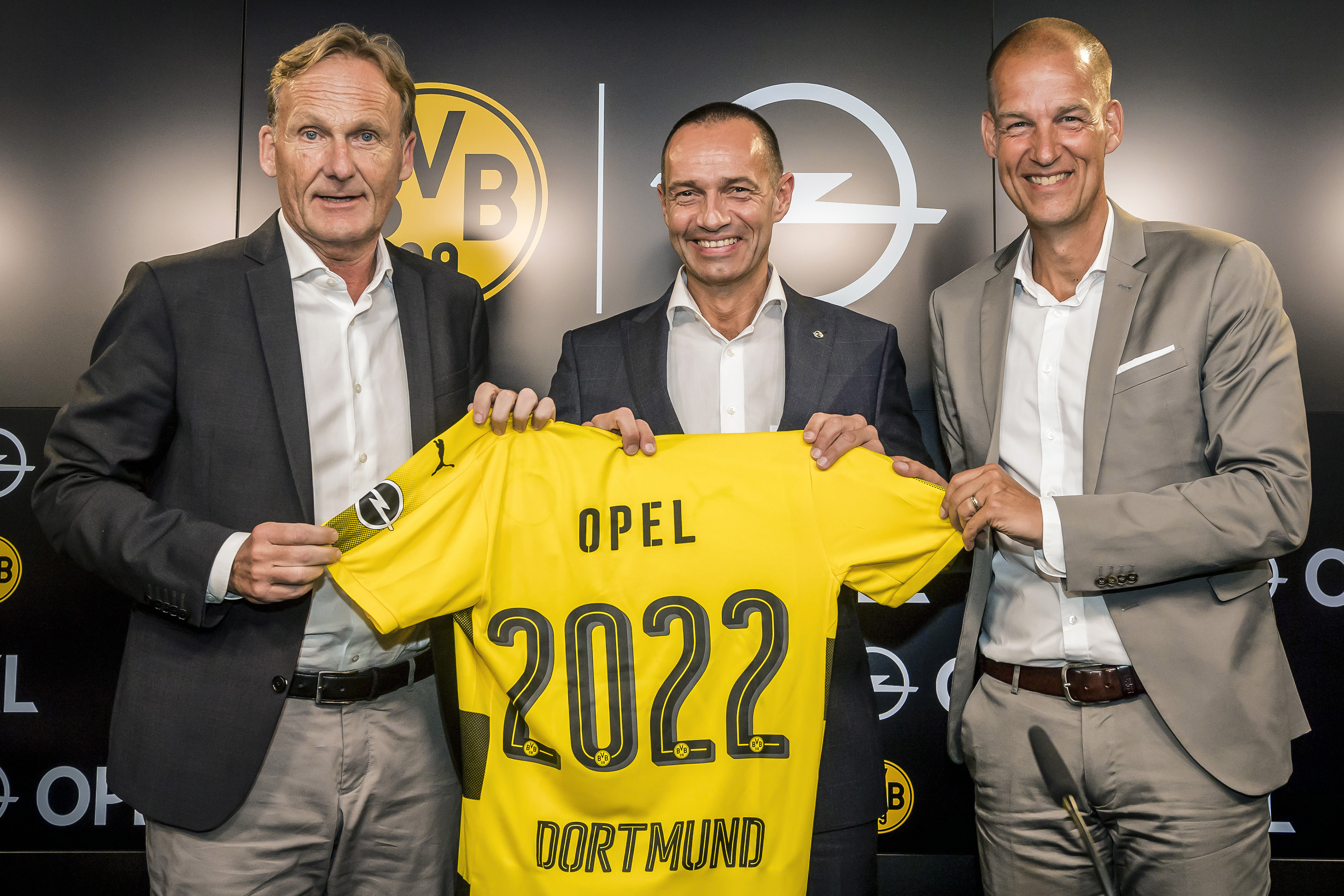 Opel blijft voetbalclub Borussia Dortmund sponsoren